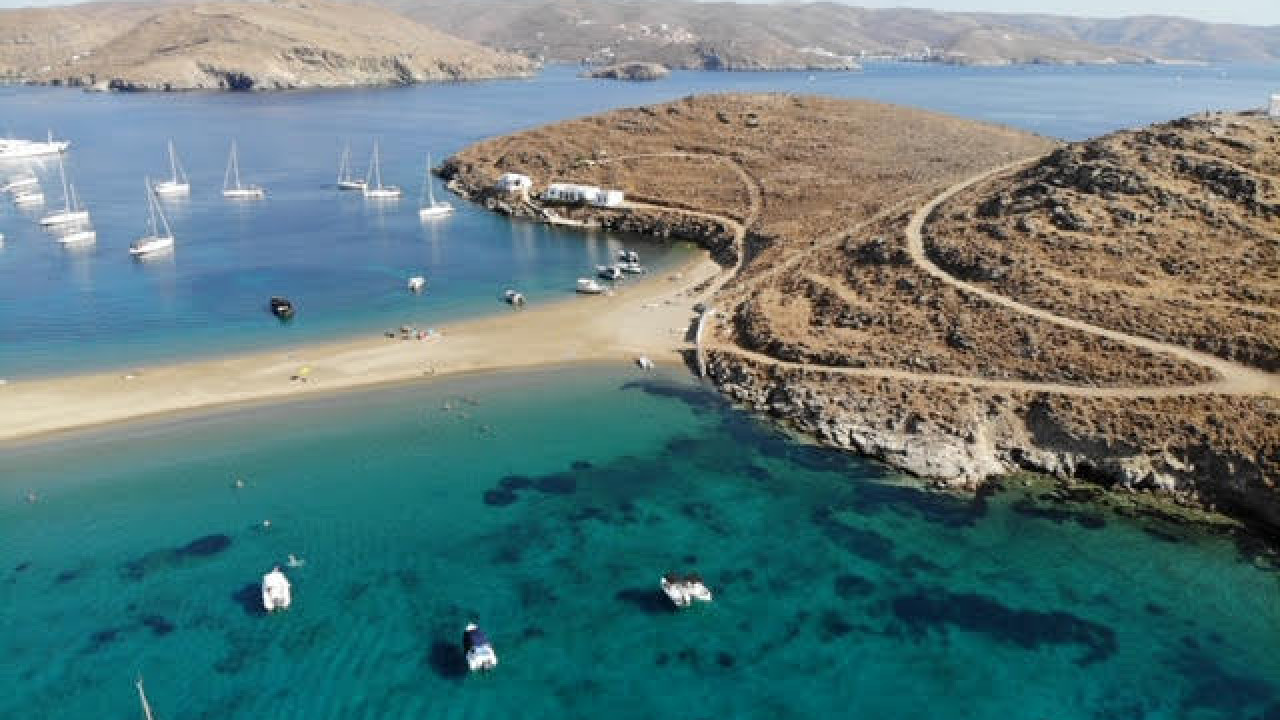 Κολώνα: Η εντυπωσιακή δίδυμη παραλία της Κύθνου, μία από τις ωραιότερες ...