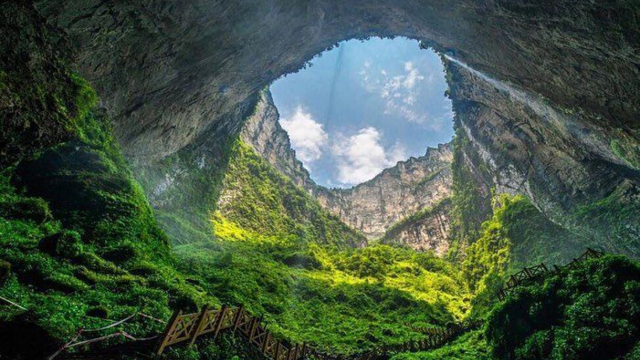 Xiaozhai Tiankeng: Η μεγαλύτερη καταβόθρα του κόσμου (βίντεο) | ΣΚΑΪ
