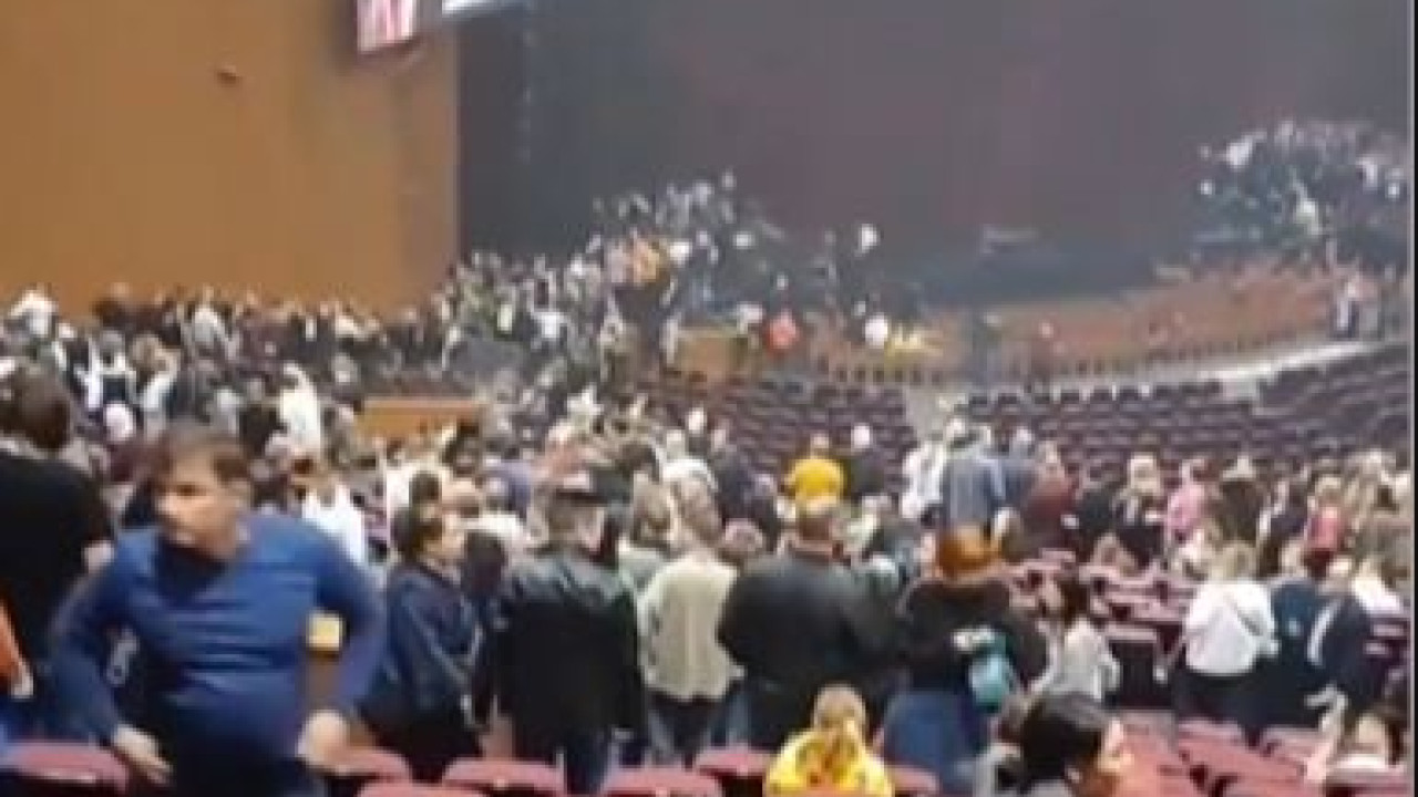 Μακελειό στη Μόσχα: Η στιγμή των πυροβολισμών μέσα στο αμφιθέατρο ...