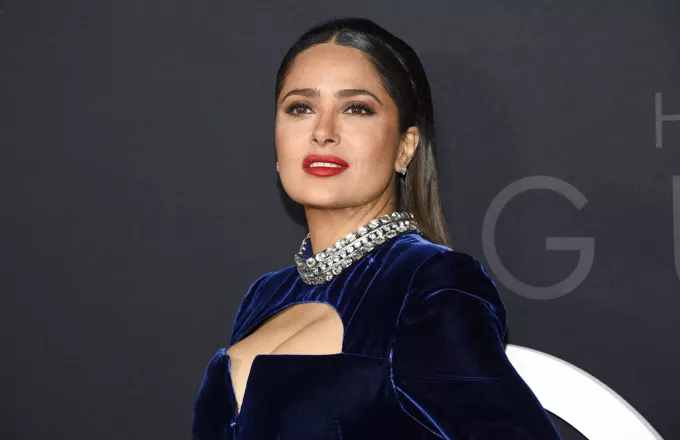 Η Salma Hayek ποζάρει ξανά με μπικίνι και τρελαίνει το Instagram | ΣΚΑΪ